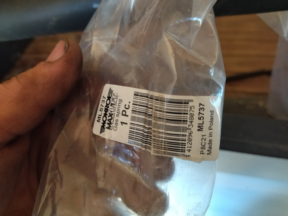 Аморт капота. — Audi A6 (C6), 3,2 л, 2005 года | запчасти | DRIVE2