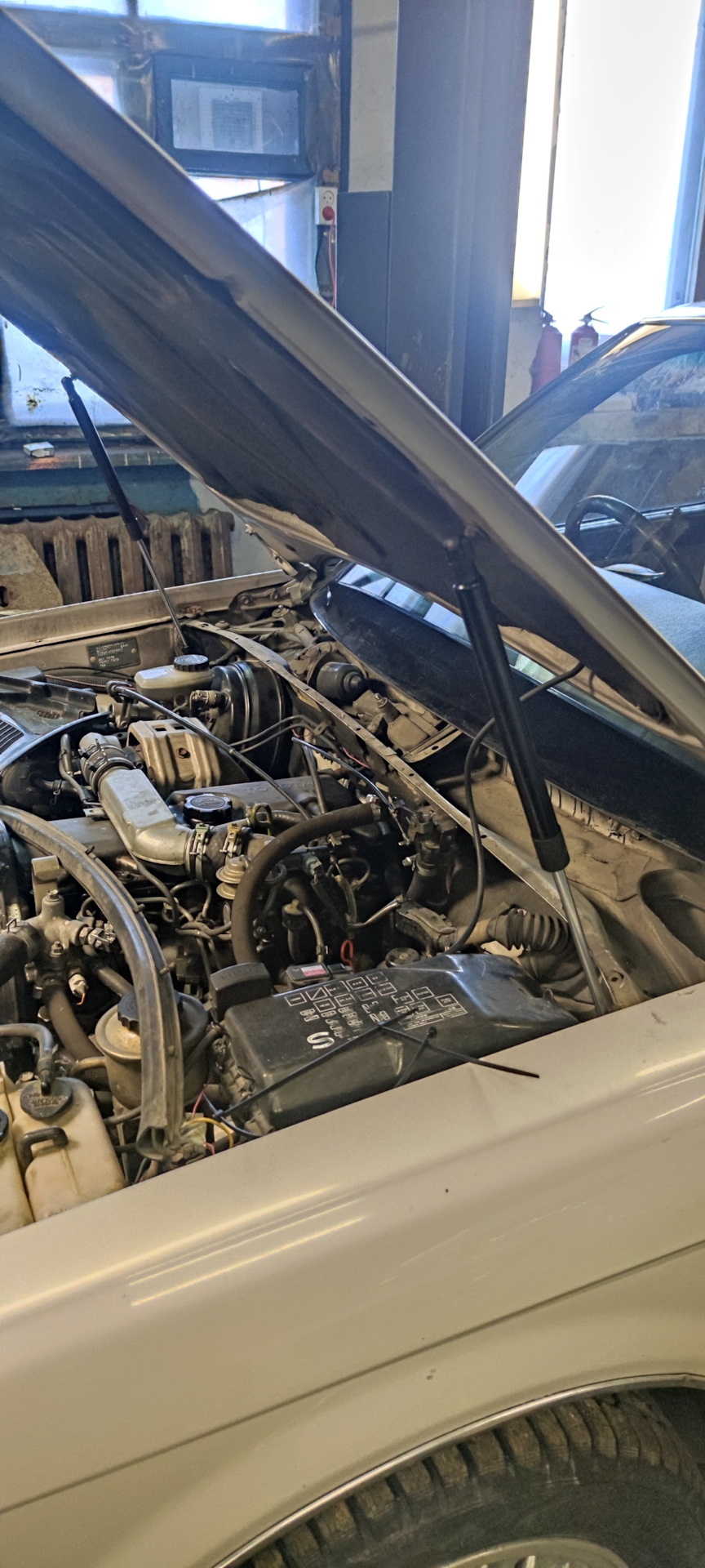 Замена газовых упоров капота — Toyota Crown Wagon (S130), 2,4 л, 1994 ...