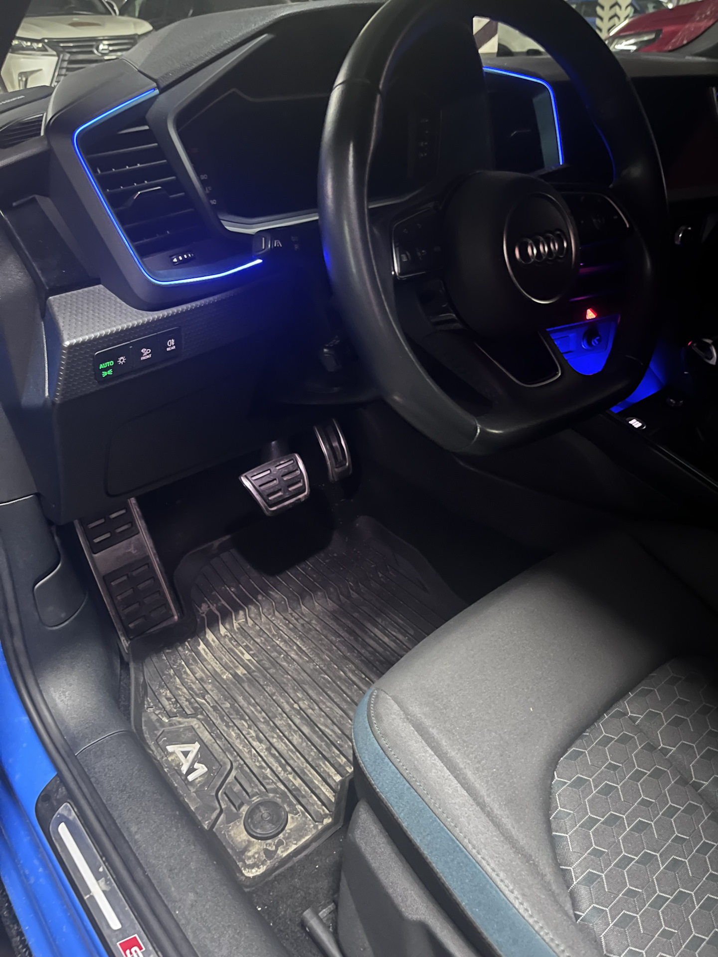 Замена ламп подсветки ног (4E0947415А) — Audi A1 (2G), 2 л, 2019 года ...