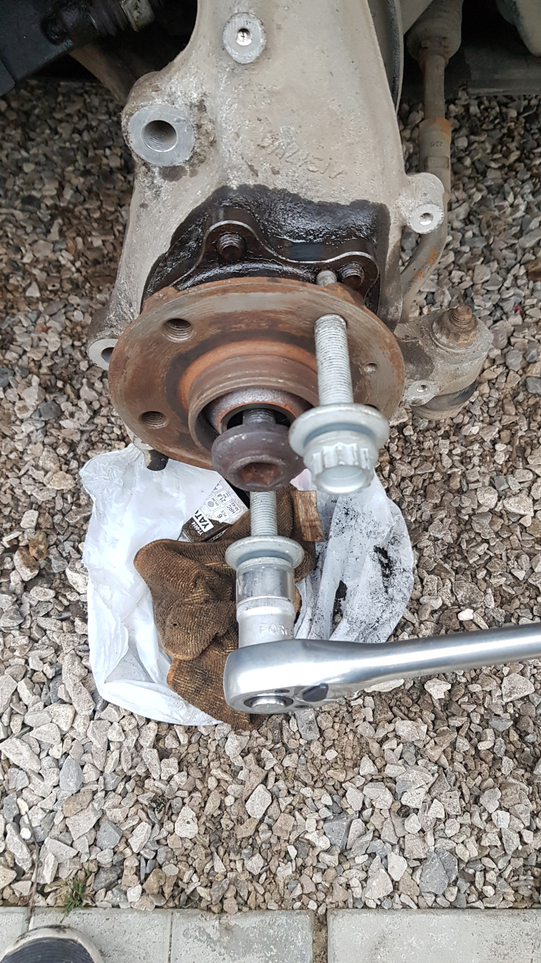 Замена ступичных подшипников — Audi A6 (C7), 1,8 л, 2015 года | своими ...