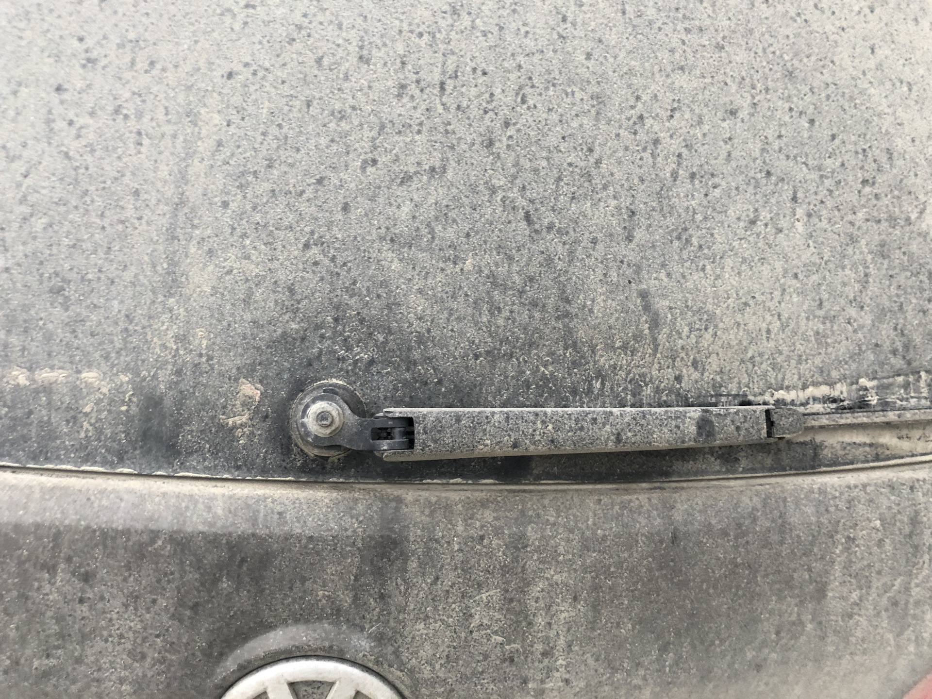 Замена пластикового защитного колпачка на заднем дворнике — Volkswagen ...