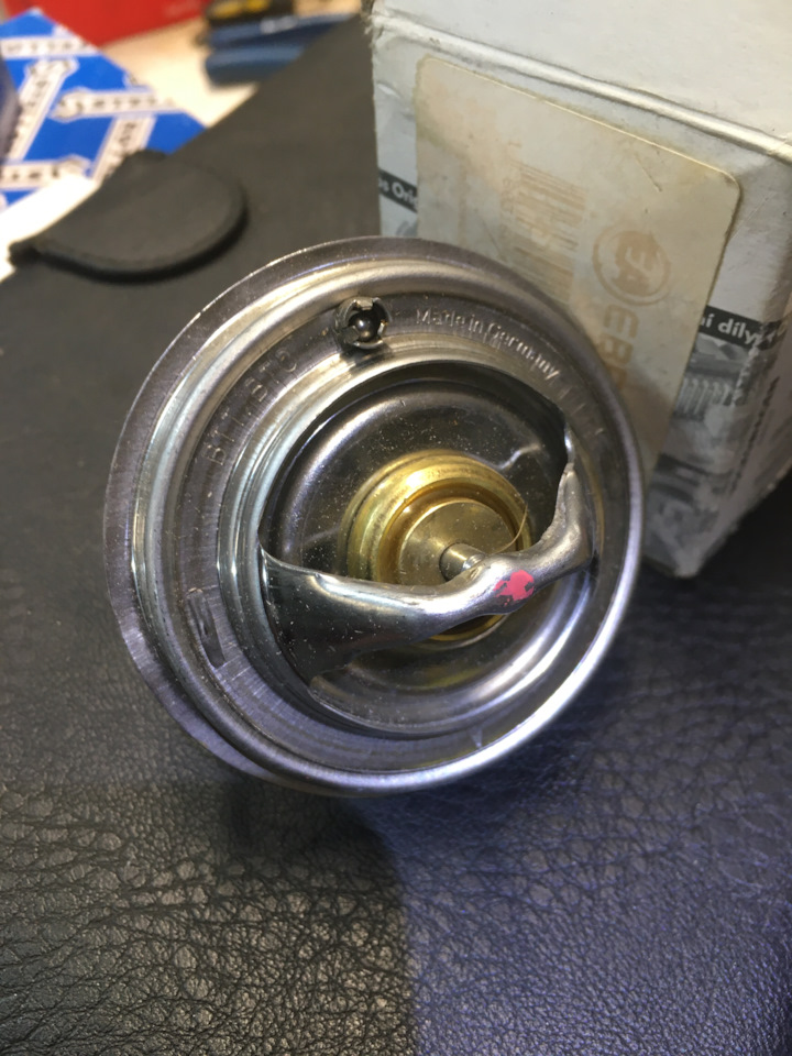 077121113D Термостат (82*C) / AUDI A8 3,7 — 4,2 03 ~ / VW Phaeton ...