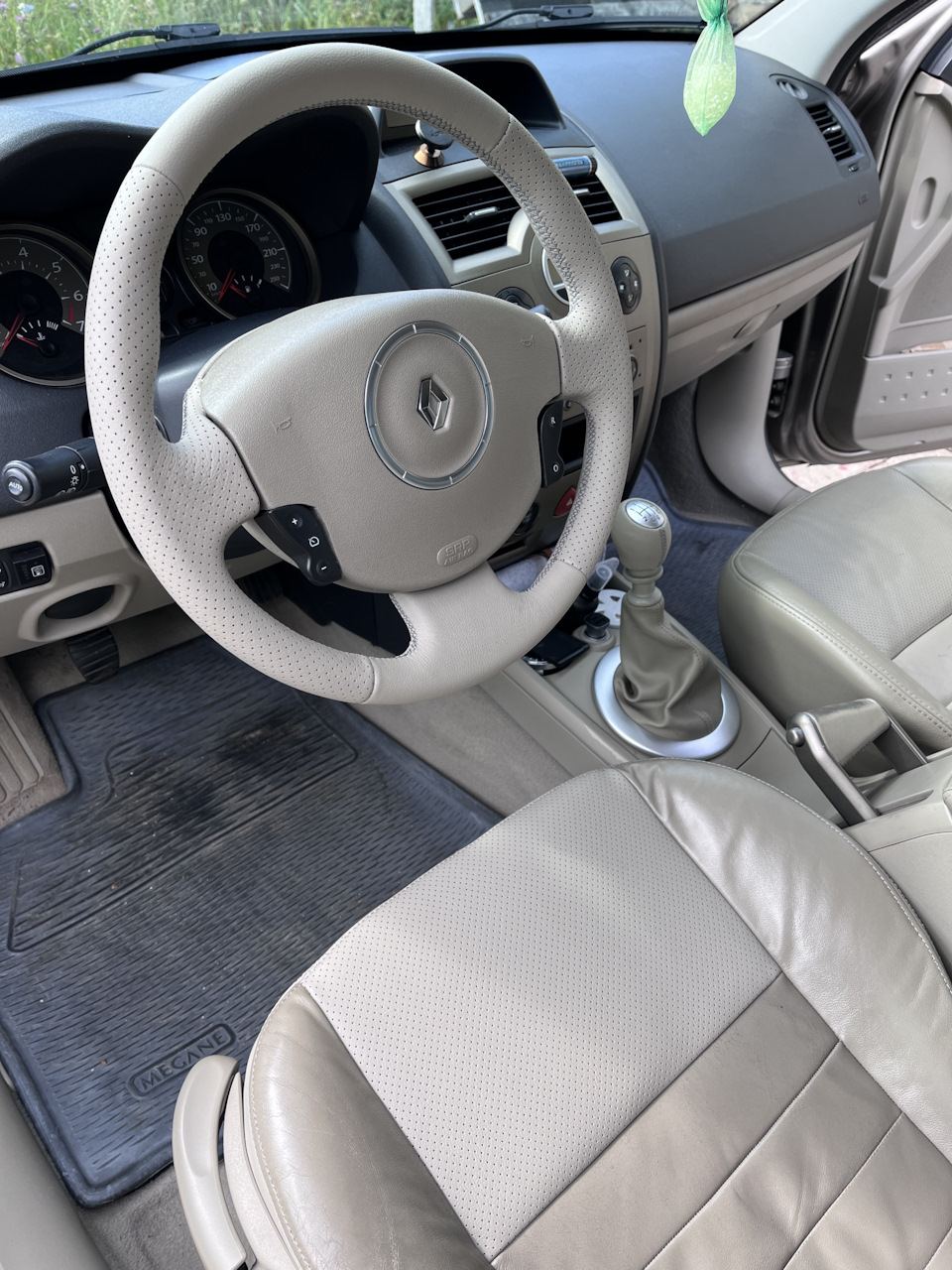Немного обновили кожу — Renault Megane II, 2 л, 2009 года | аксессуары ...