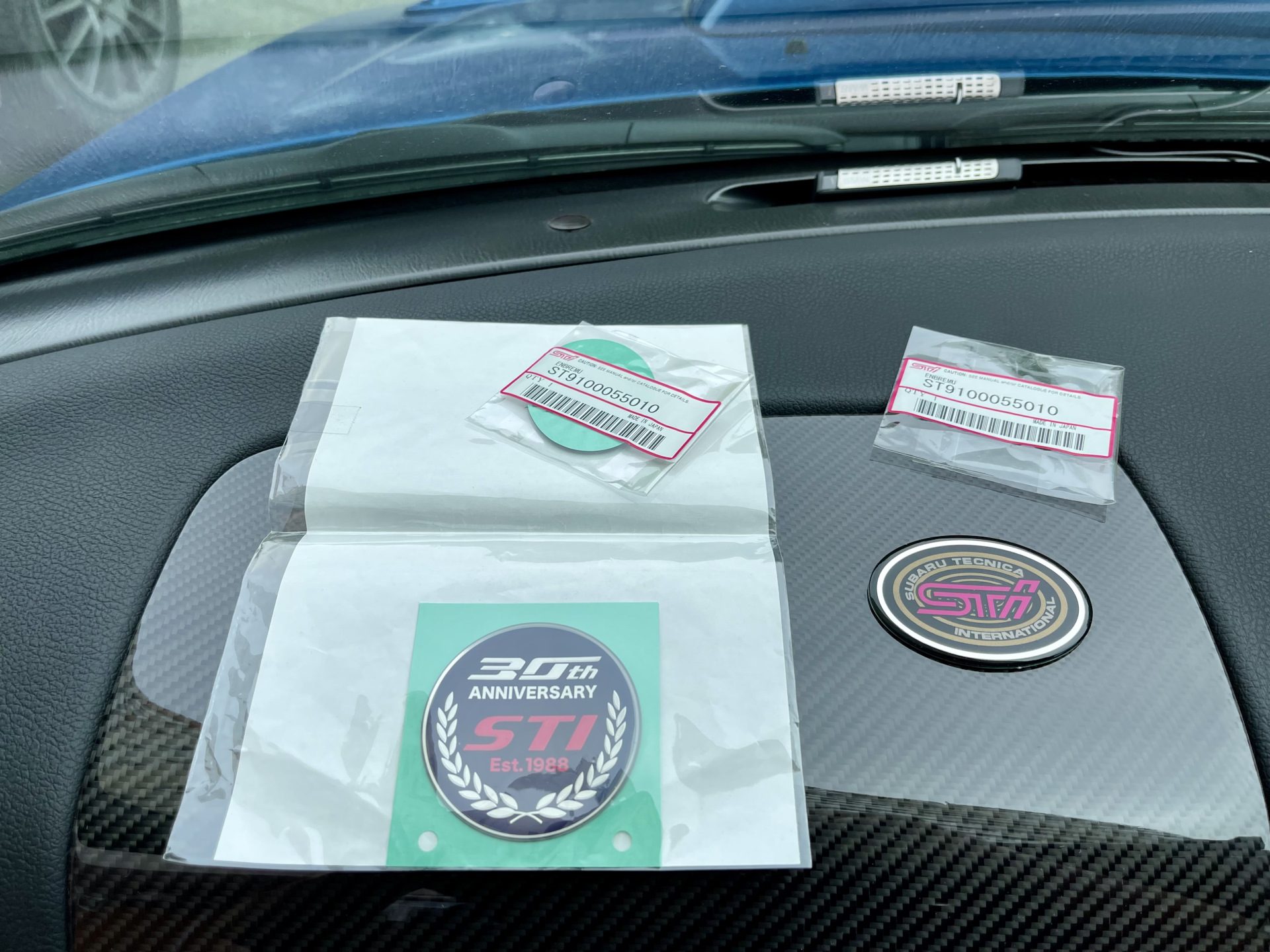 Эмблемы передних крыльев STI GC/GF OEM + Эмблема задняя 30th ...