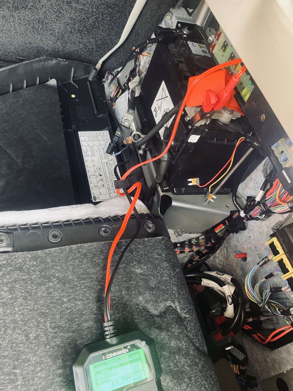 Замена дополнительного (второго) аккумулятора LR033178 Range Rover l ...