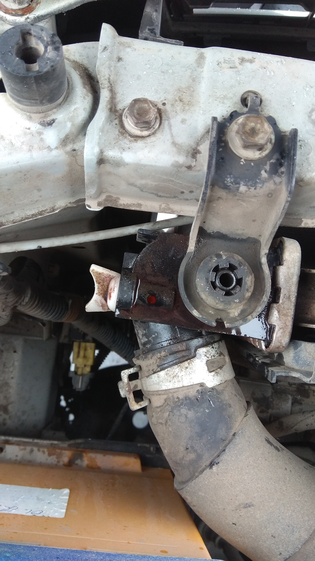 Течь антифриза с клапана сброса воздуха с радиатора! — Toyota Avensis ...