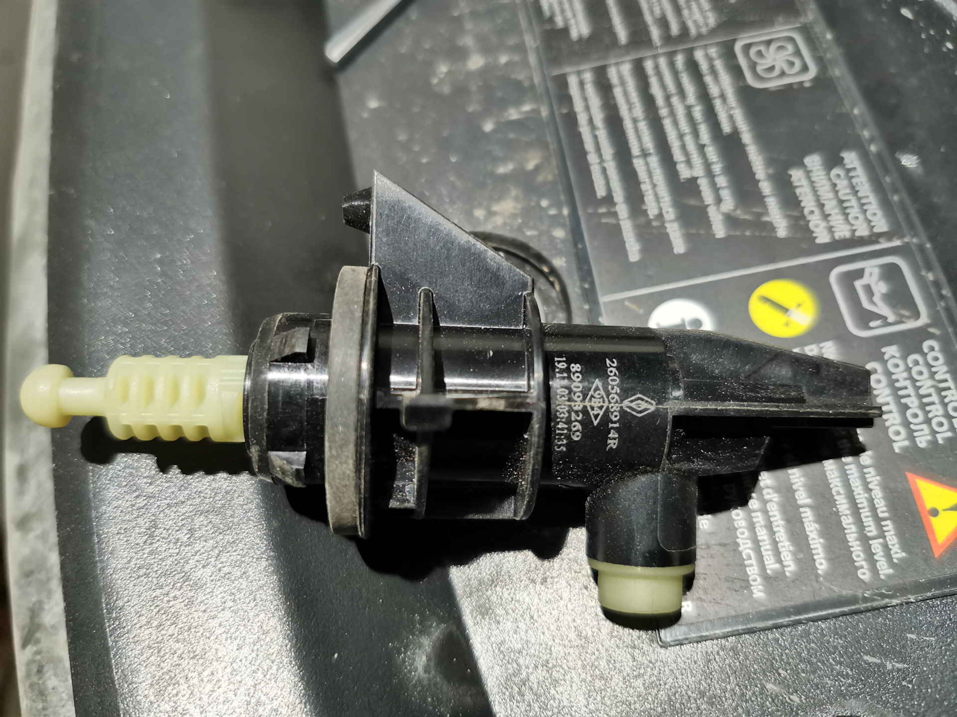 Замена гидрокорректора передней фары — Renault Duster (1G), 2 л, 2014 ...