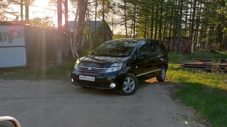 Toyota Isis 2.0 бензиновый 2005 | Черный на DRIVE2