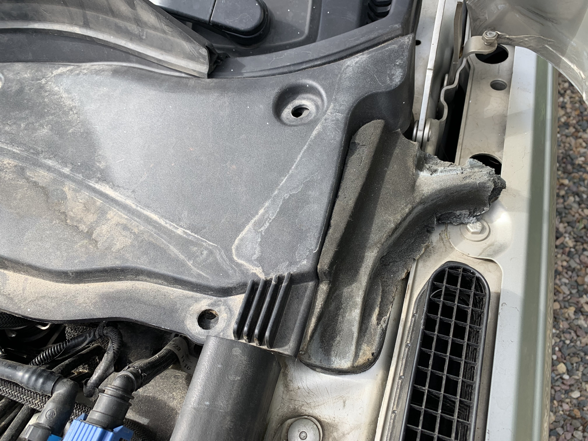 Развалились изоляторы капота Range Rover — Land Rover Range Rover (4G ...