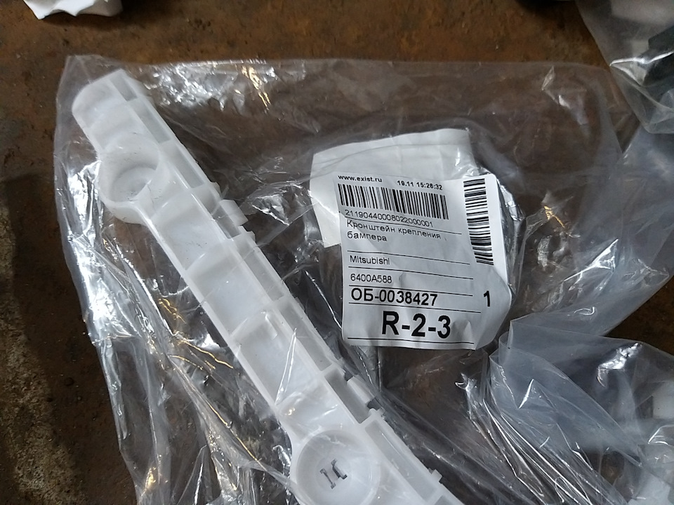 6400A588 КРОНШТЕЙН БОКОВОЙ ПЕРЕДНЕГО БАМПЕРА, ПРАВ Mitsubishi ...