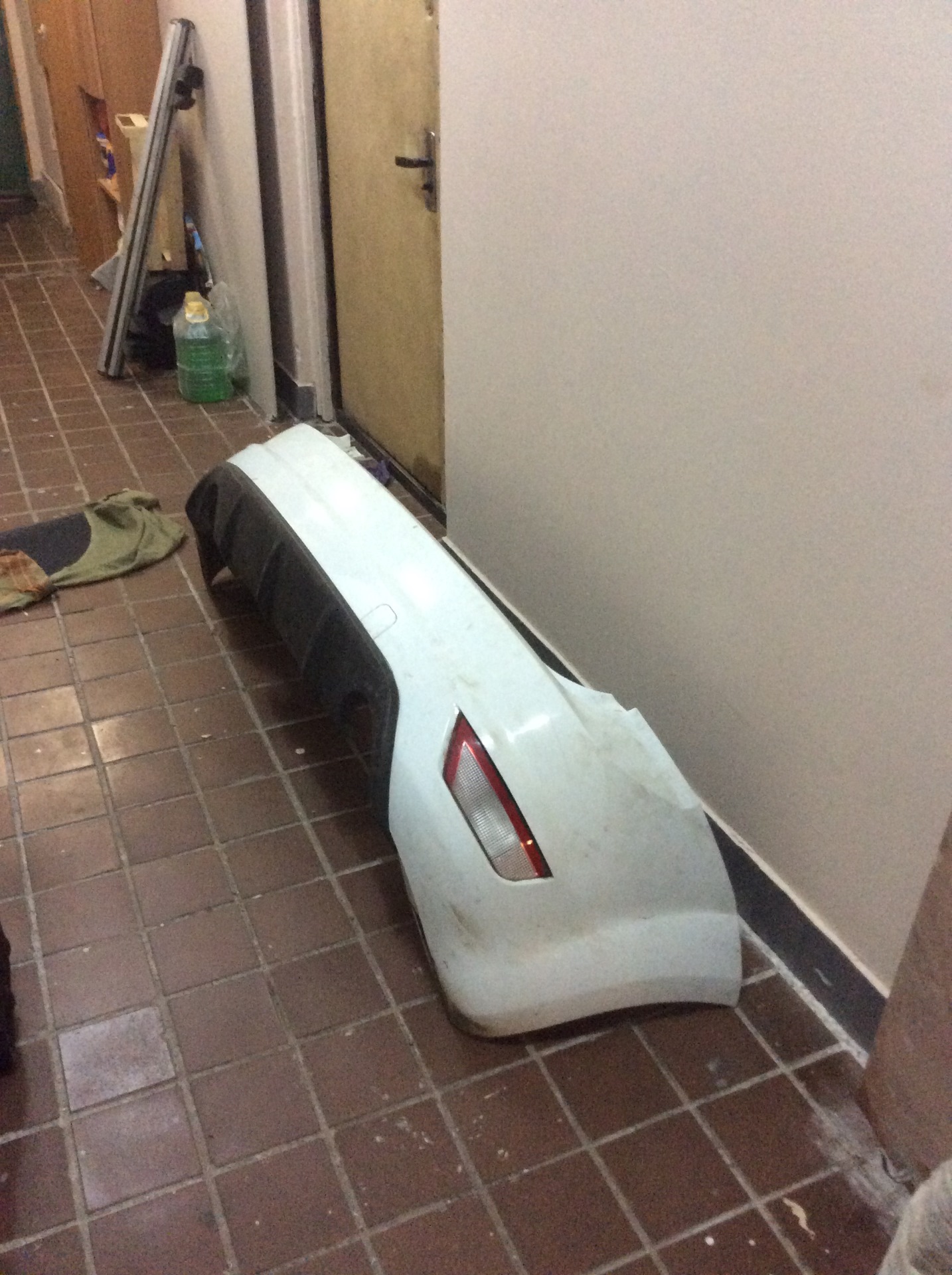 Диффузор ST и левый задний ход белого цвета — Ford Focus Hatchback II ...