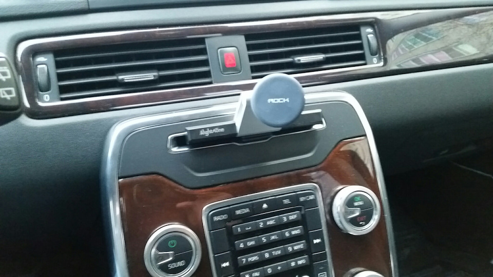 Магнитный держатель для телефона — Volvo Xc70 Iii 2 4 л 2012 года