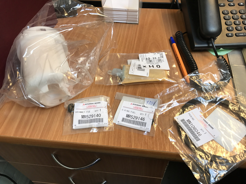 Замена топливных фильтров в баке — Mitsubishi Pajero (3G), 3,5 л, 2004 ...