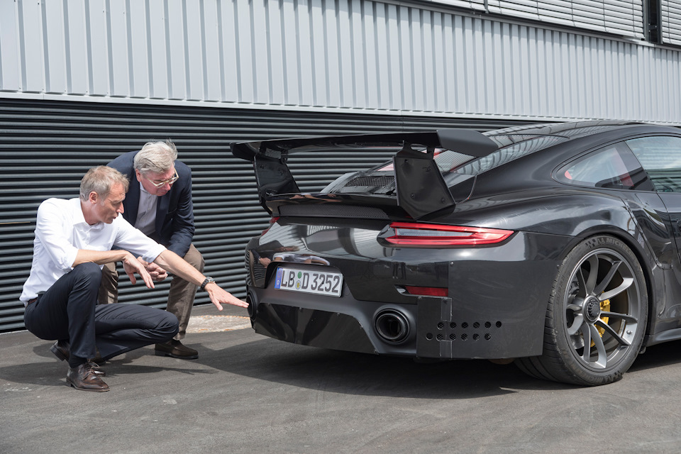 Спортивный болид Porsche 911 GT2 RS установил новый рекорд на шинах ...