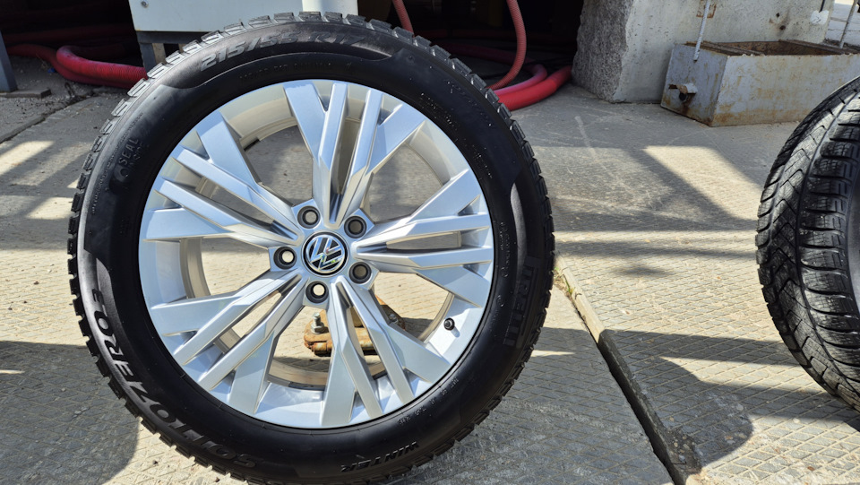 Шины зимние нешипованные Pirelli 215/55 R17, литые диски Volkswagen ...