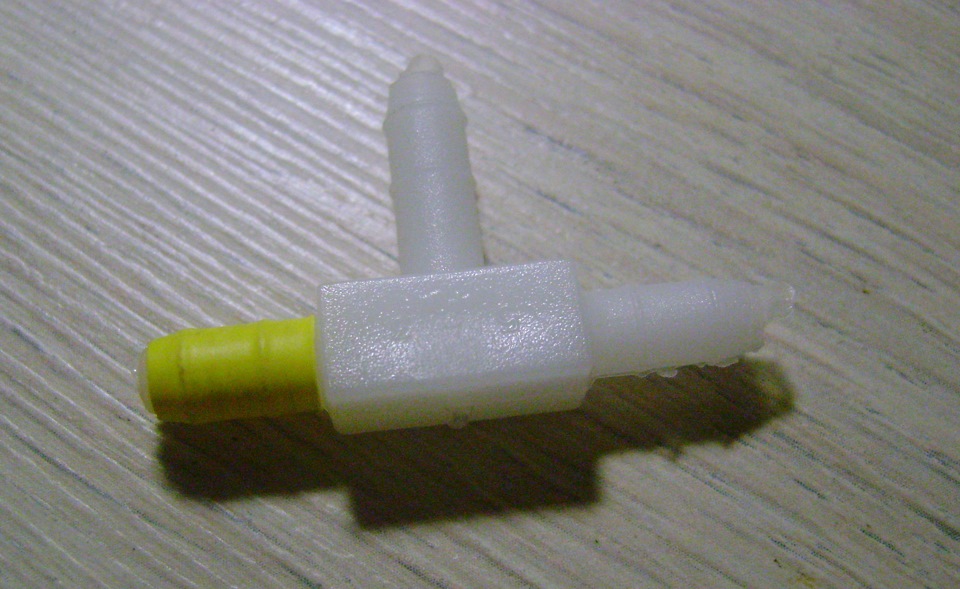 Ремонт шланга заднего омывателя. — Lada Калина Универсал (1G), 1,6 л ...