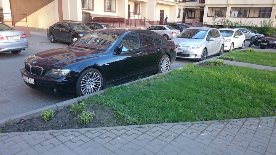 Установил потеряный брызговик передней части арки колеса — BMW 7 series ...