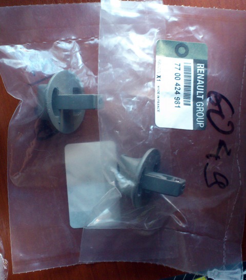 7700424981 Держатель солн козырька (плас) RENAULT | Запчасти на DRIVE2