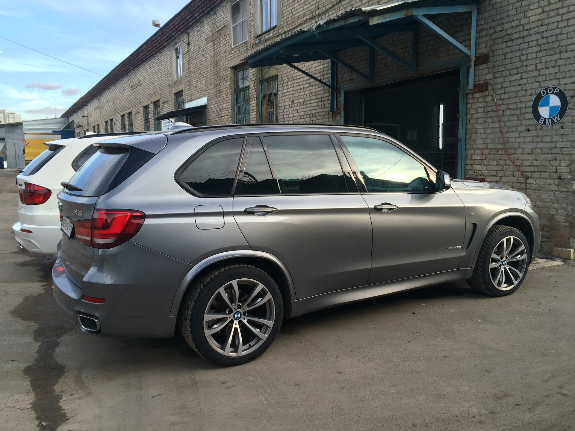 Установка задних мониторов на BMW X5 f15 — DopBMW на DRIVE2