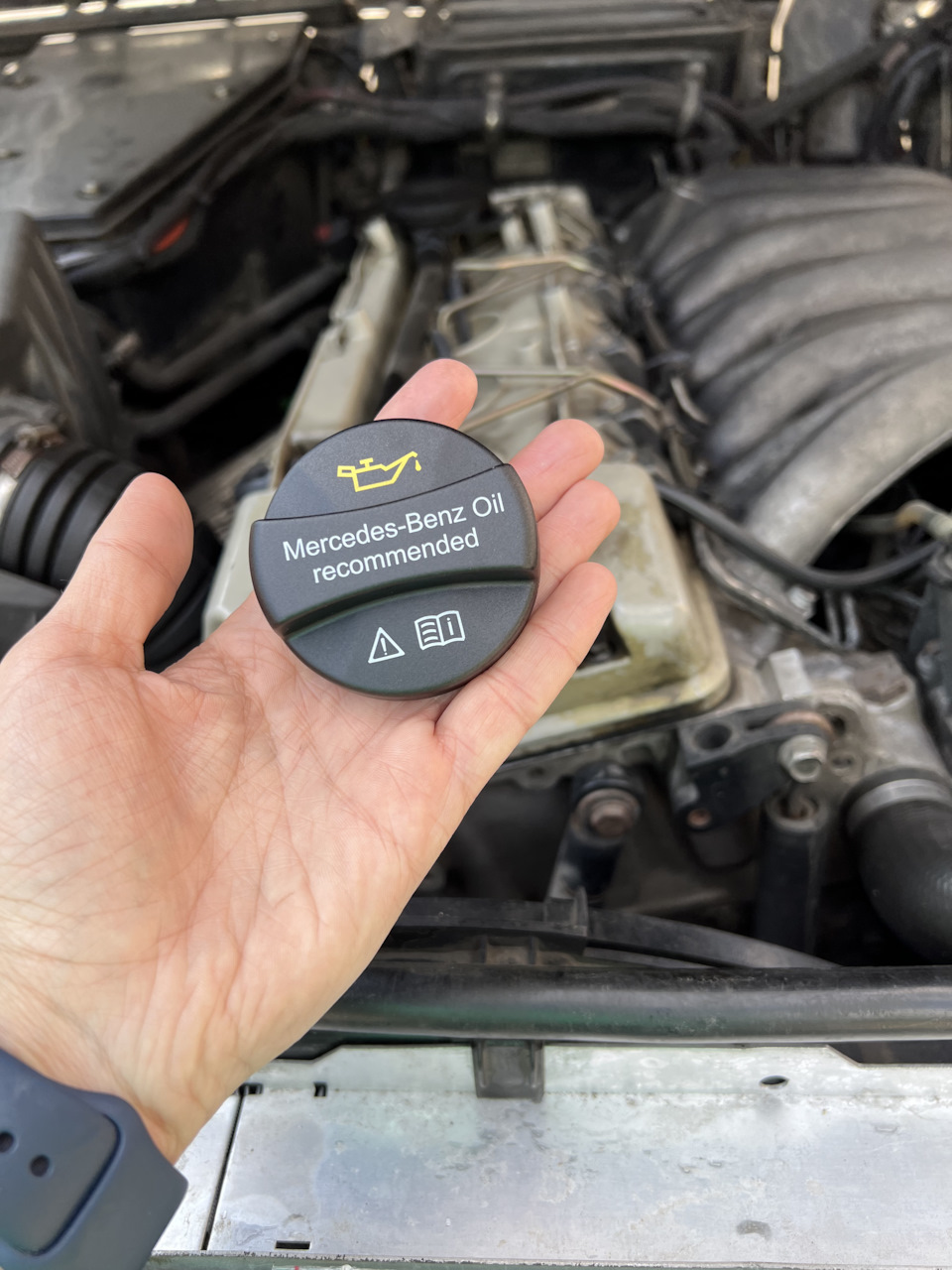 Крышка маслозаливной горловины — Mercedes-Benz G-Class (W463 1G), 3 л ...