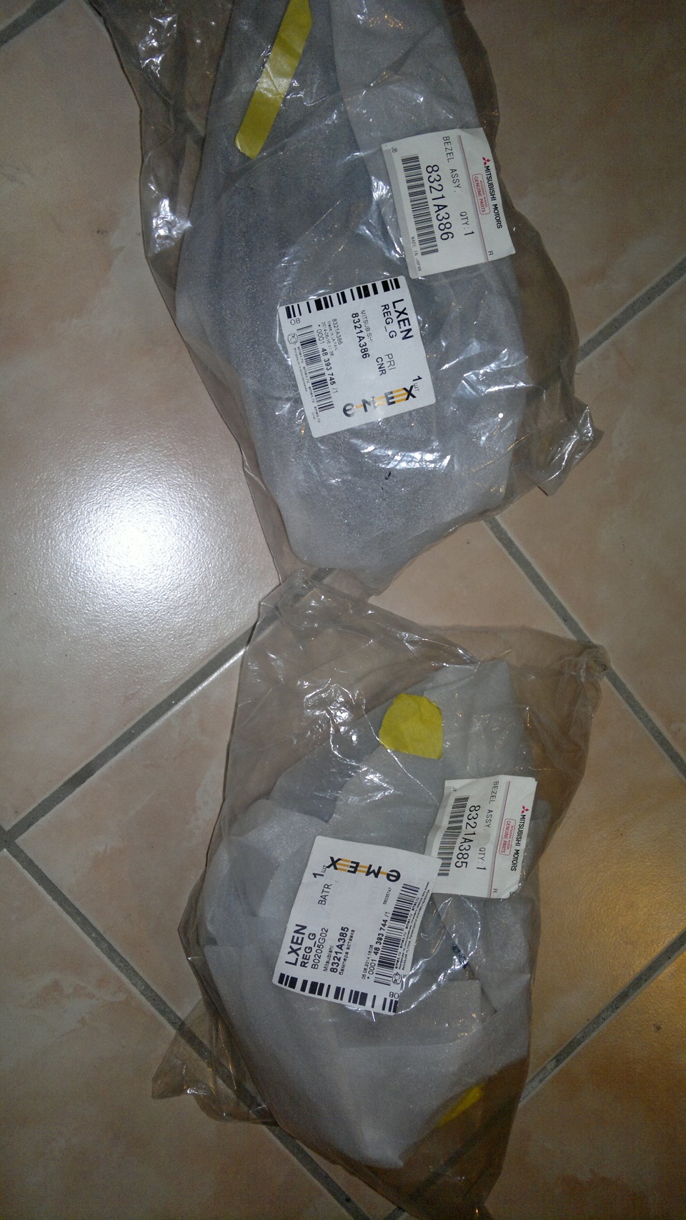 8321A386 РАМКА ФАРЫ ПРОТИВОТУМАННОЙ ПРАВАЯ (под хром) Mitsubishi ...