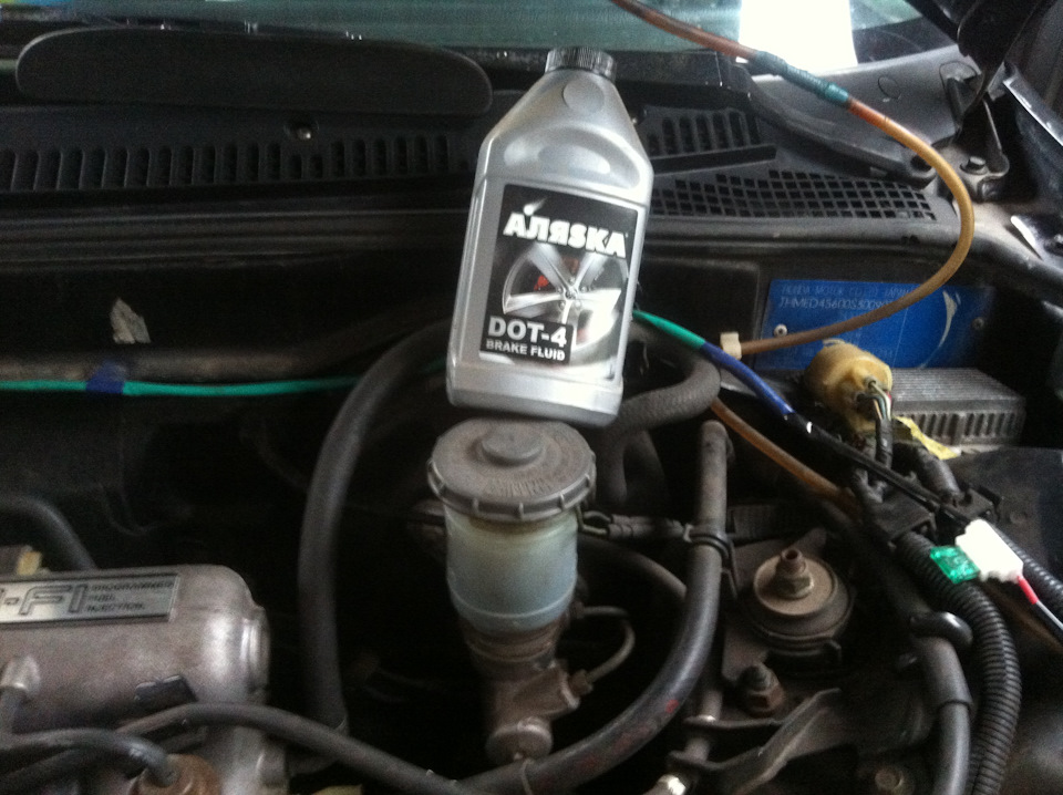 Замена полностю тормозной жидкости. Залил DOT4 — Honda Civic (4G), 1,6 ...