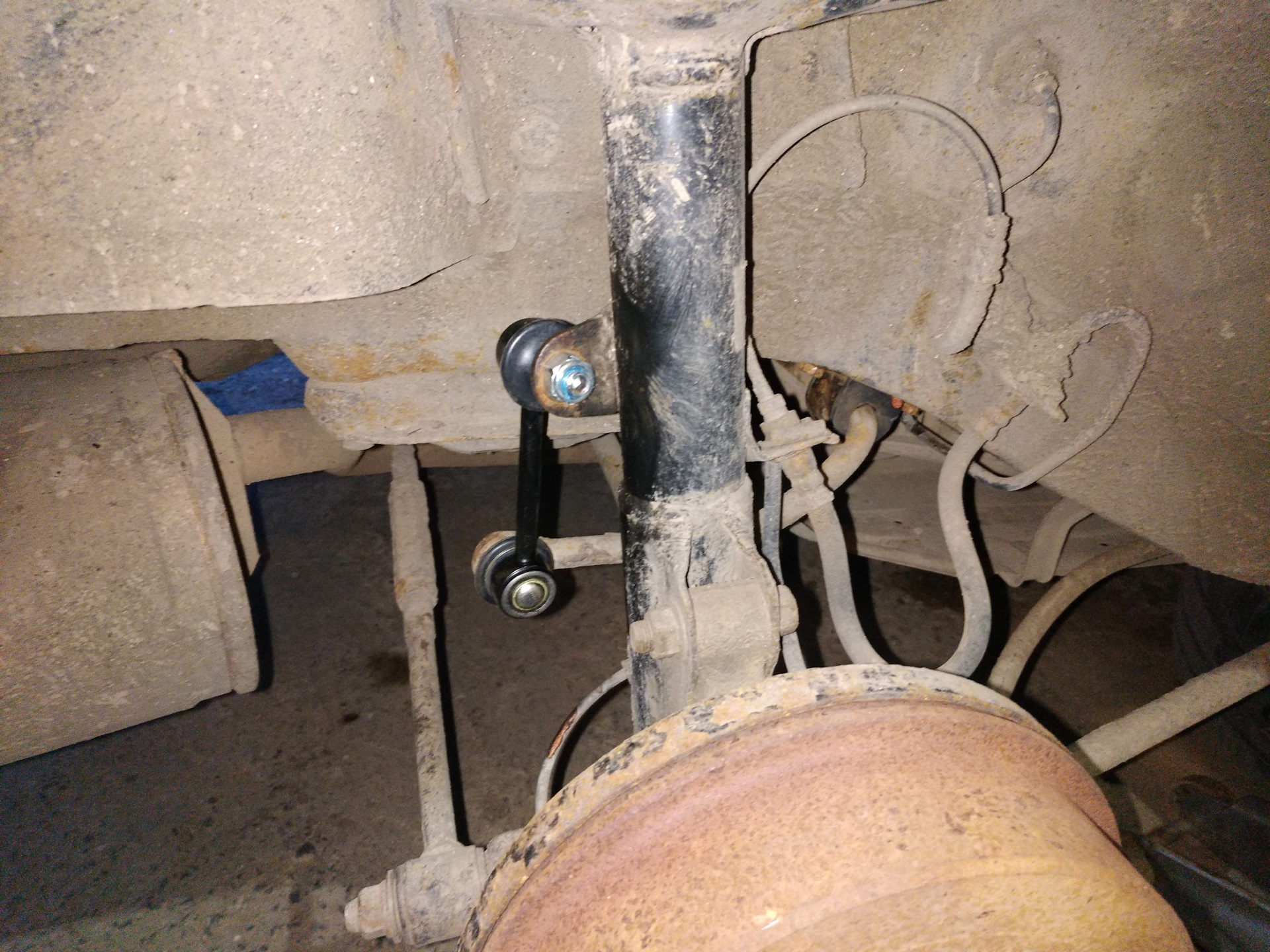 Втулки/стойки заднего стабилизатора — Toyota Corolla (110), 1,6 л, 1998 ...