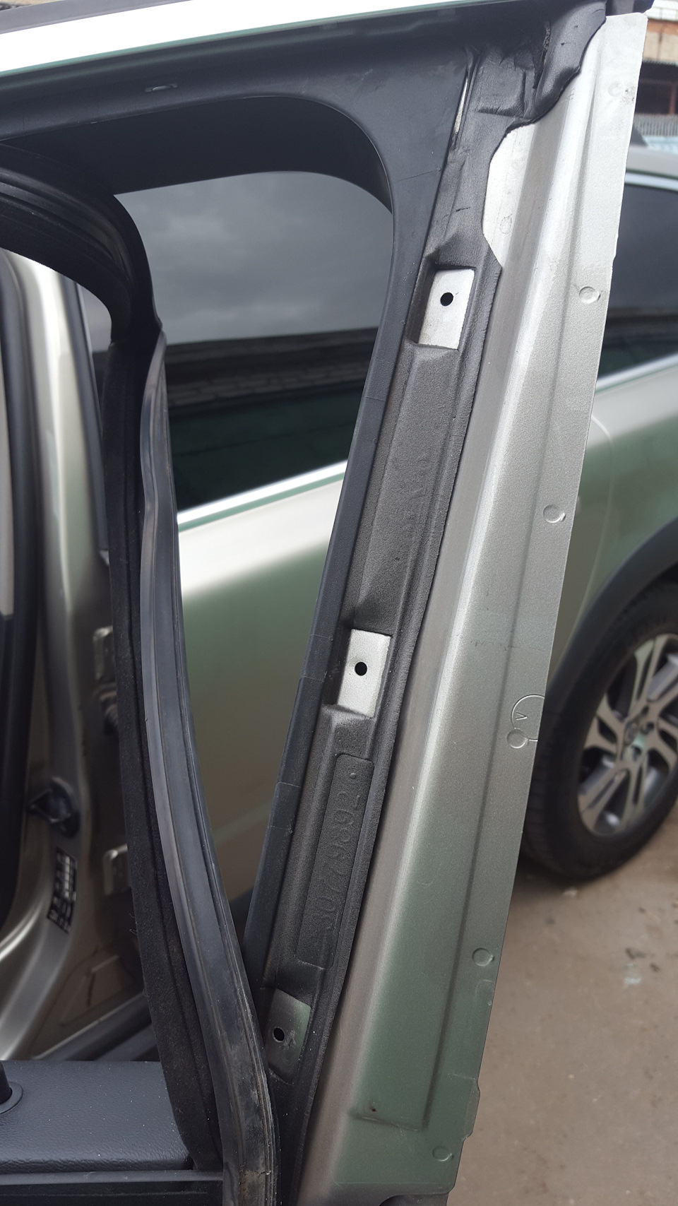 Замена дверной накладки — Volvo XC70 III, 2,4 л, 2011 года | поломка ...