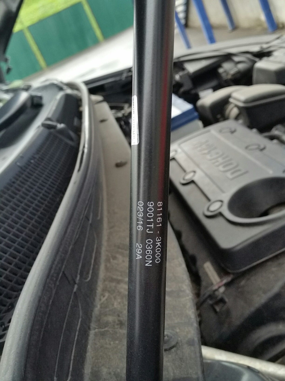 811613K000 Амортизационная стойка капота KIA HYUNDAI | Запчасти на DRIVE2