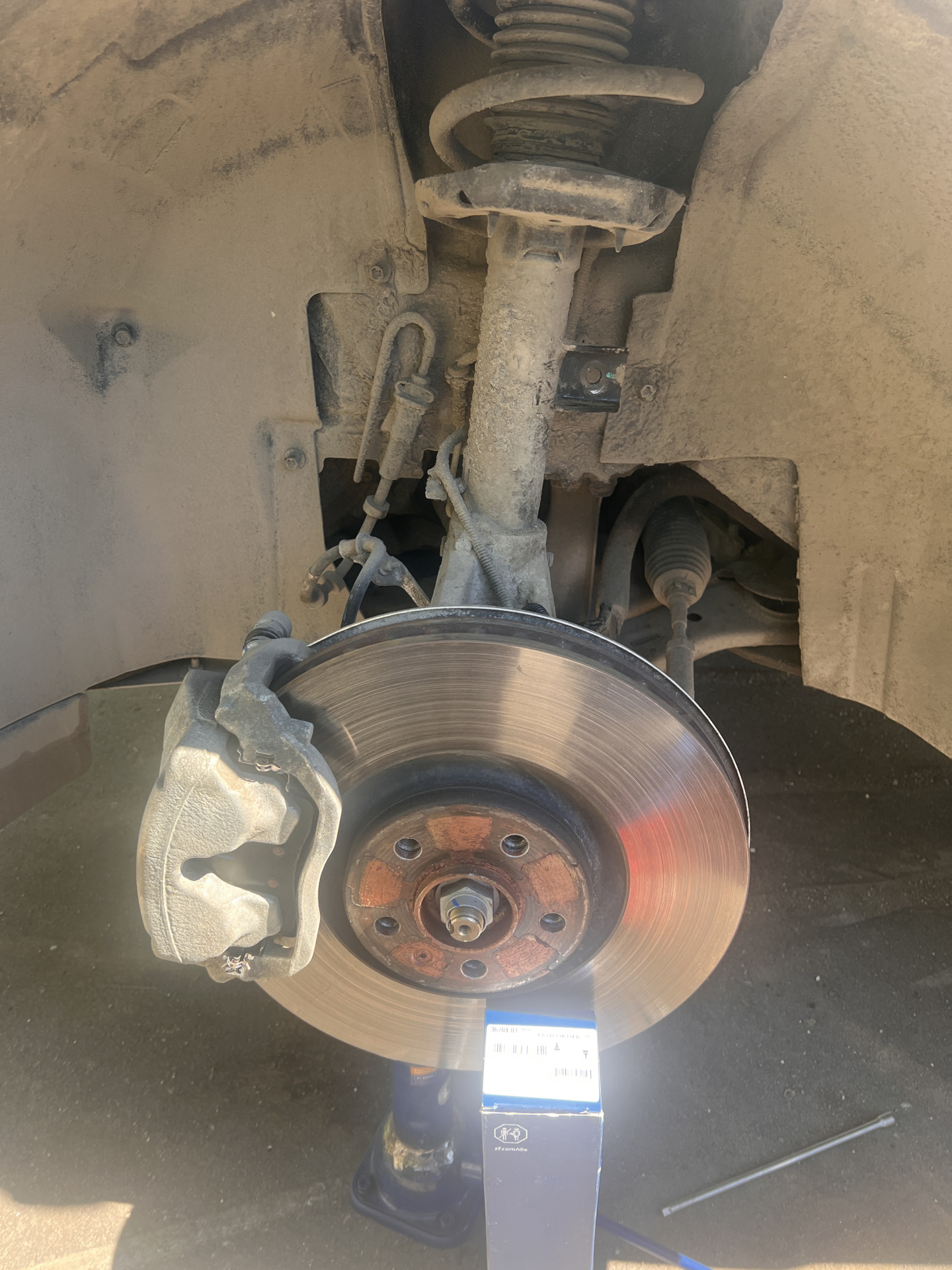 Замена стойки стабилизатора Geely Monjaro — Geely Monjaro, 2 л, 2023 ...