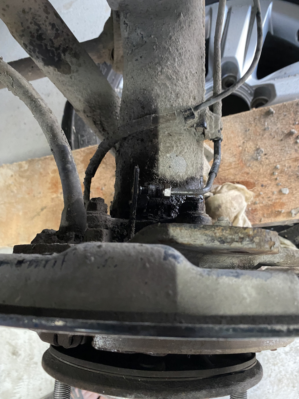 Замена задних тормозных дисков, колодок, тормозных шлангов. — Toyota ...