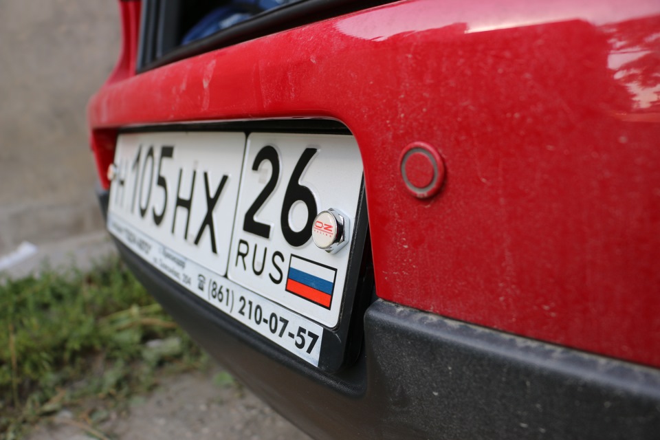 Красивые гайки на номера — Volkswagen Golf Mk5, 1,6 л, 2009 года ...