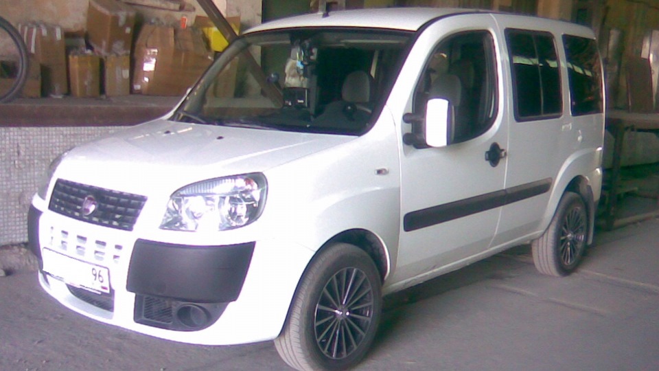 Шторки на боковые передние стекла — FIAT Doblo (1G), 1,4 л, 2011 года ...