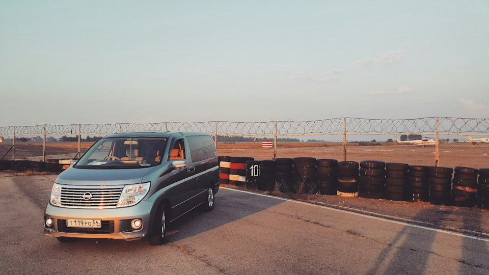 JapanCarsFest 2016 — Nissan Elgrand (E51), 2,5 л, 2005 года | стайлинг | DRIVE2