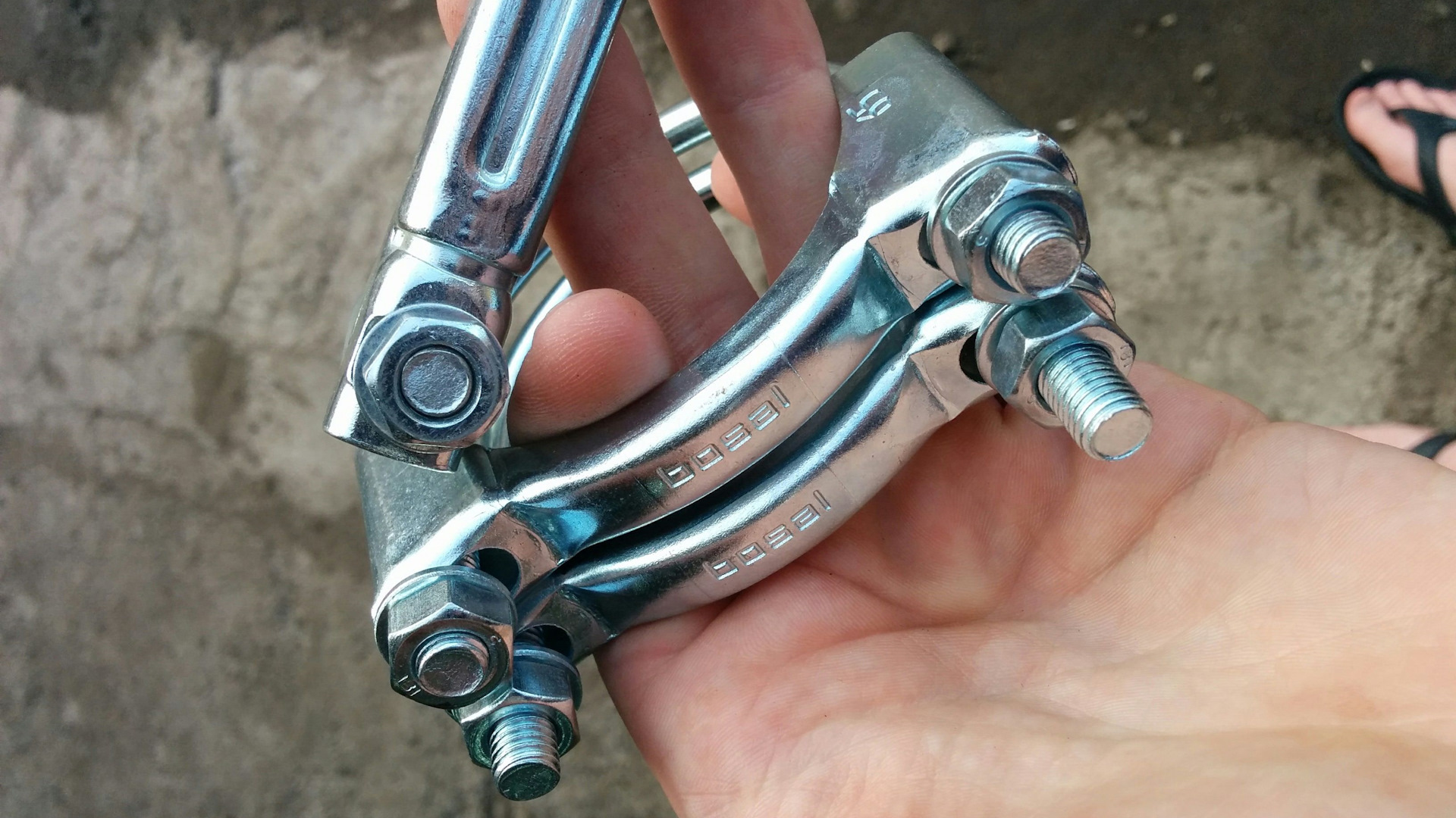 Хомуты на теплозащите глушителя — Lexus RX (2G), 3 л, 2003 года ...