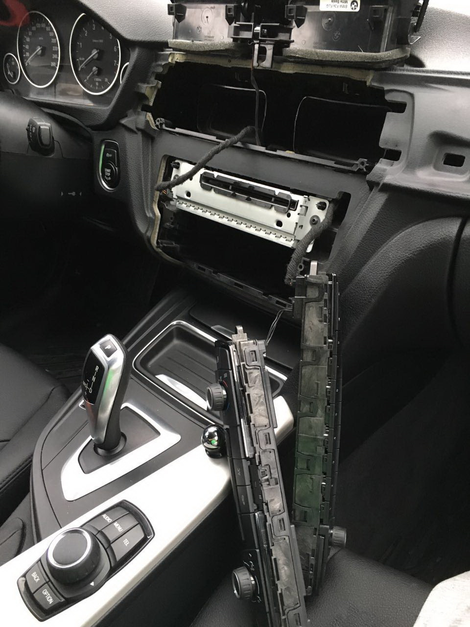 Рамка LCI и замена штатных накладок торпеды — BMW 3 series (F30), 1,6 л ...