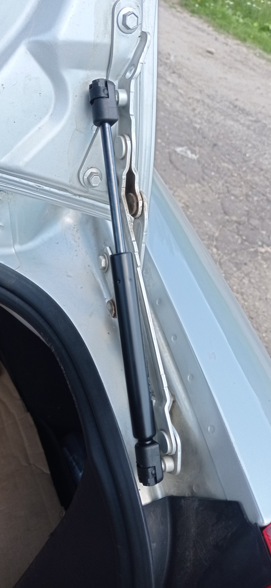 Амортизатор багажника — Ford Focus Sedan II, 1,6 л, 2007 года ...