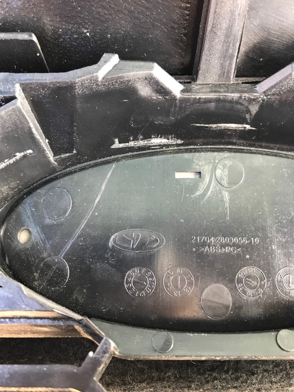 21704280305610 Решетка бампера верхняя LADA | Запчасти на DRIVE2