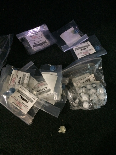 MU000977 ФИКСАТОР ПРОКЛАДКИ СТЕКЛА ЗАДН.ПАНЕЛИ Mitsubishi | Запчасти на ...