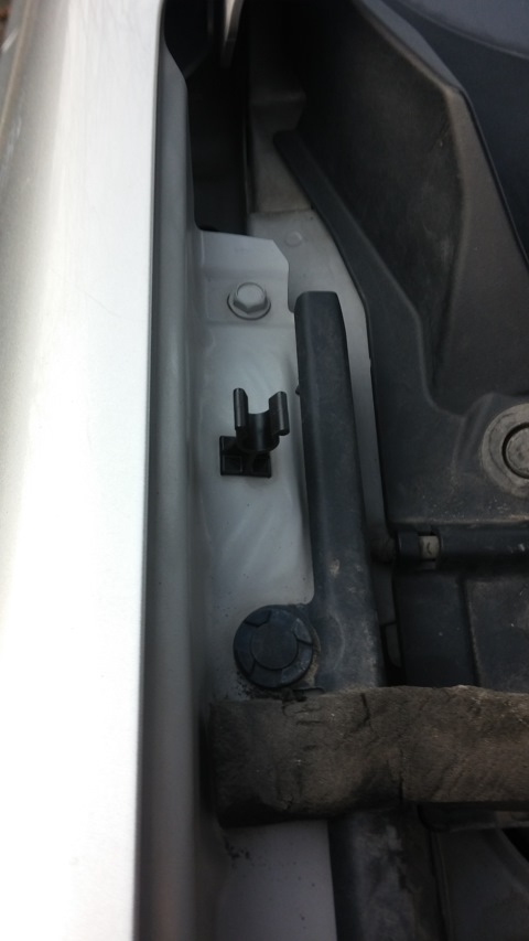 65722EB300 Фиксатор упора капота NISSAN: NAVARA (D40) NISSAN INFINITI ...