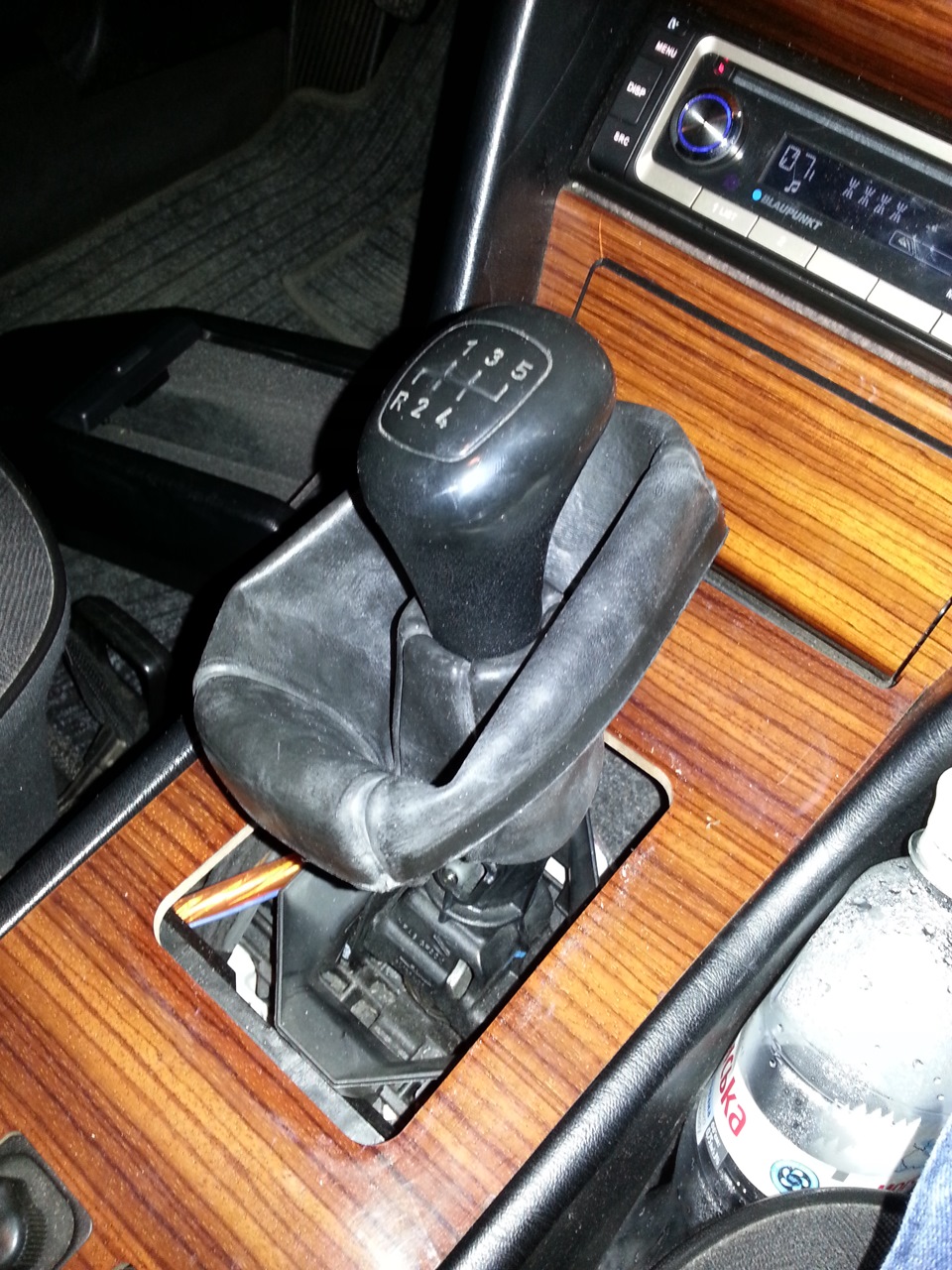Замена чехла рукоятки КПП — Mercedes-Benz E-class (W124), 2,5 л, 1994 ...