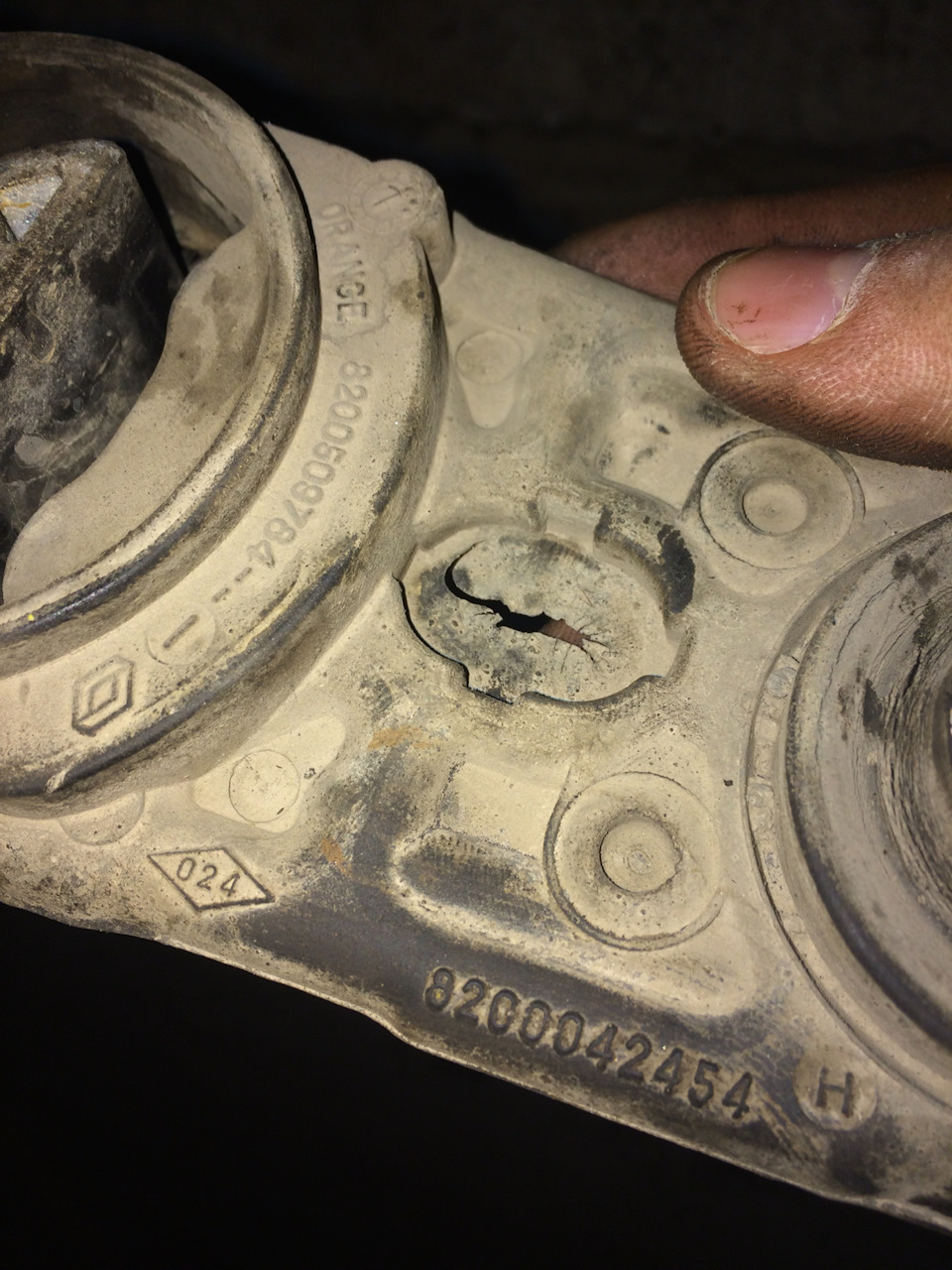 8200042454 Опора двигателя/кпп RENAULT | Запчасти на DRIVE2