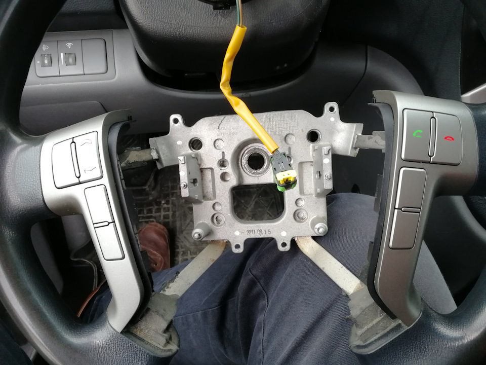 Решил добавить кнопочек на руле — Hyundai H-1 (2G), 2,5 л, 2011 года ...