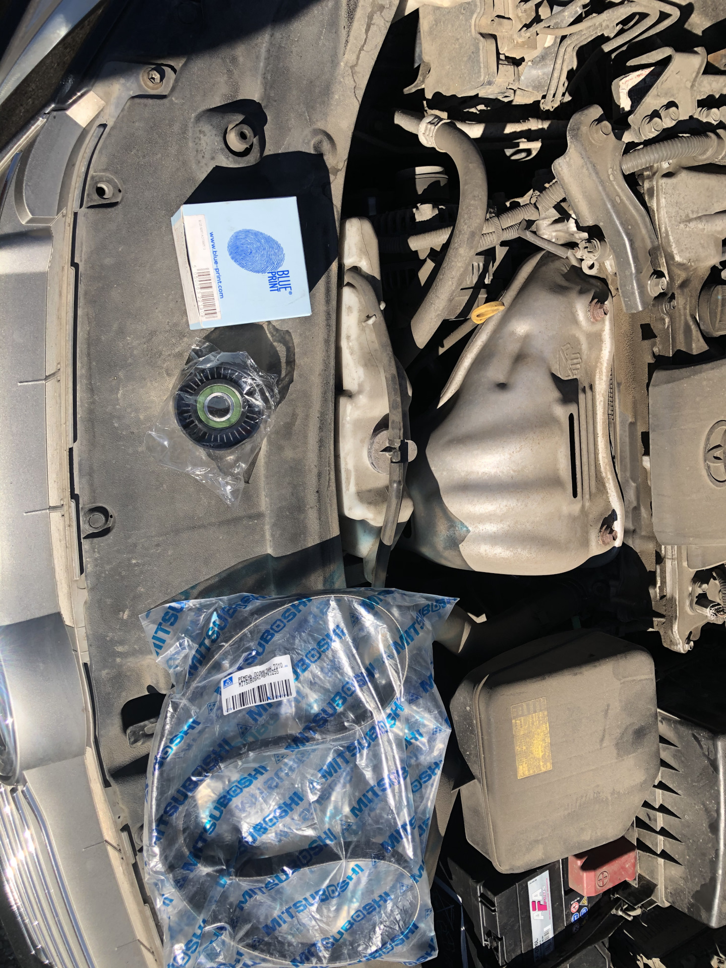 Замена ролика и ремня привода — Toyota Camry (XV50), 2,5 л, 2013 года ...