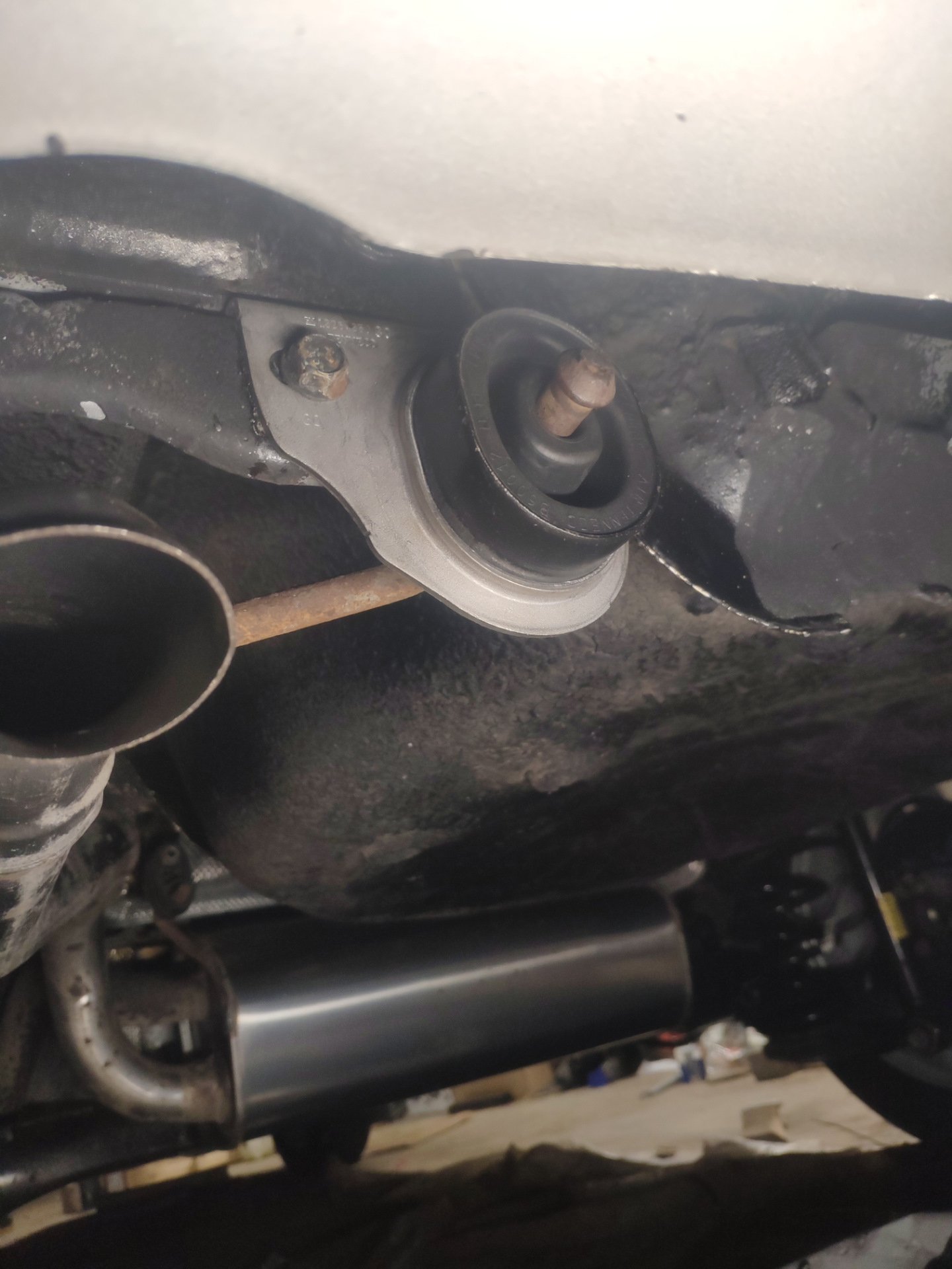 Замена заднего кронштейна глушителя — Chevrolet Cruze Station Wagon, 1 ...