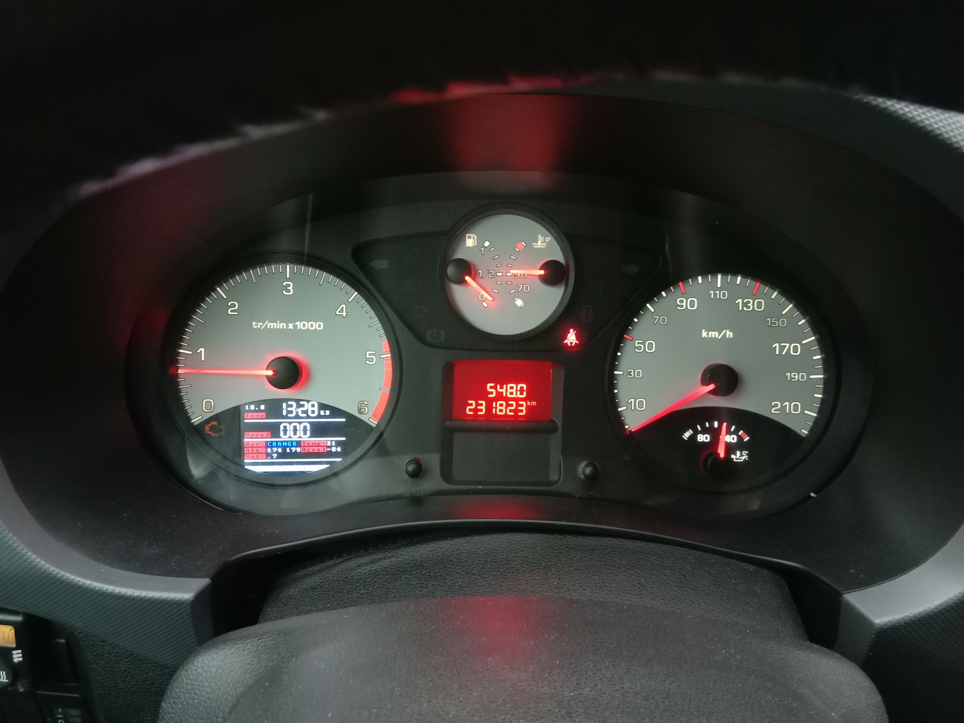 Панель с дисплеем на рабочем месте. — Peugeot Partner Tepee, 1,6 л ...