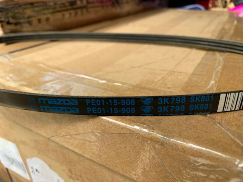 PE0115908 Ремень поликлиновой Mazda | Запчасти на DRIVE2