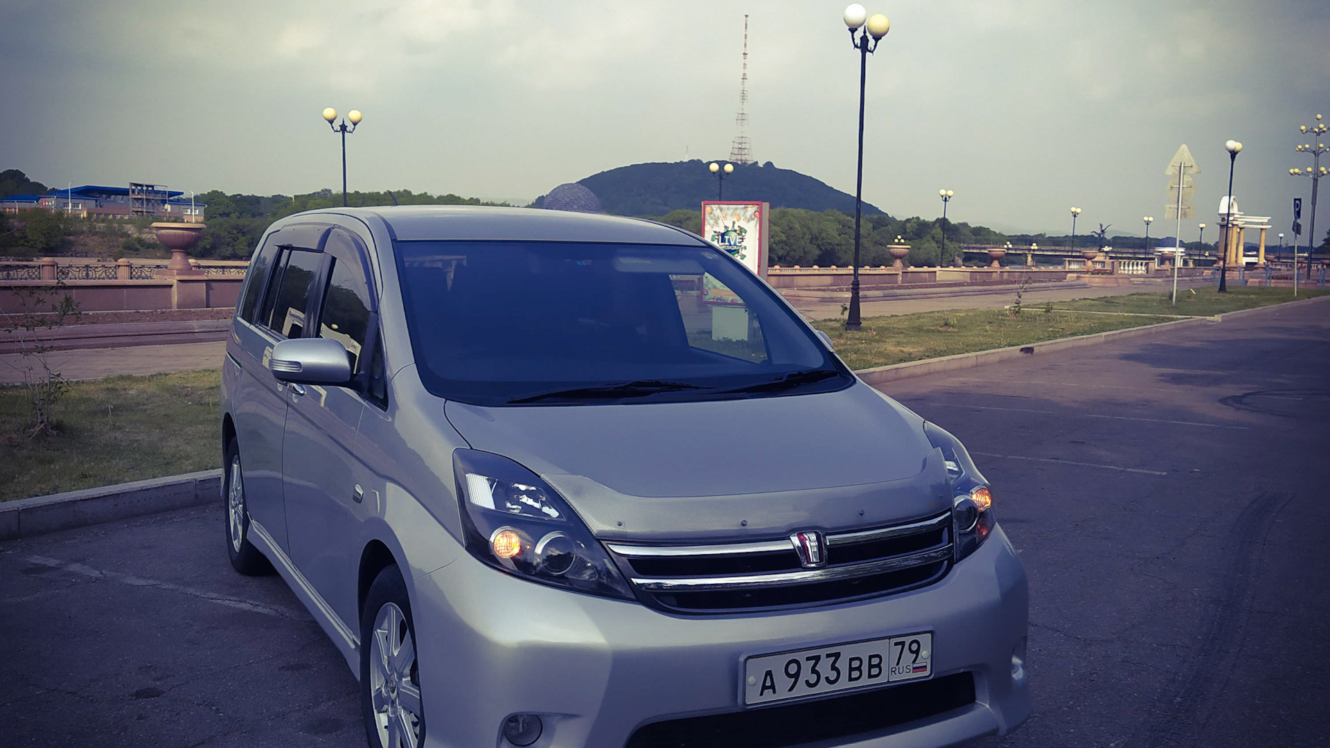 Toyota Isis 2.0 бензиновый 2010 | на DRIVE2