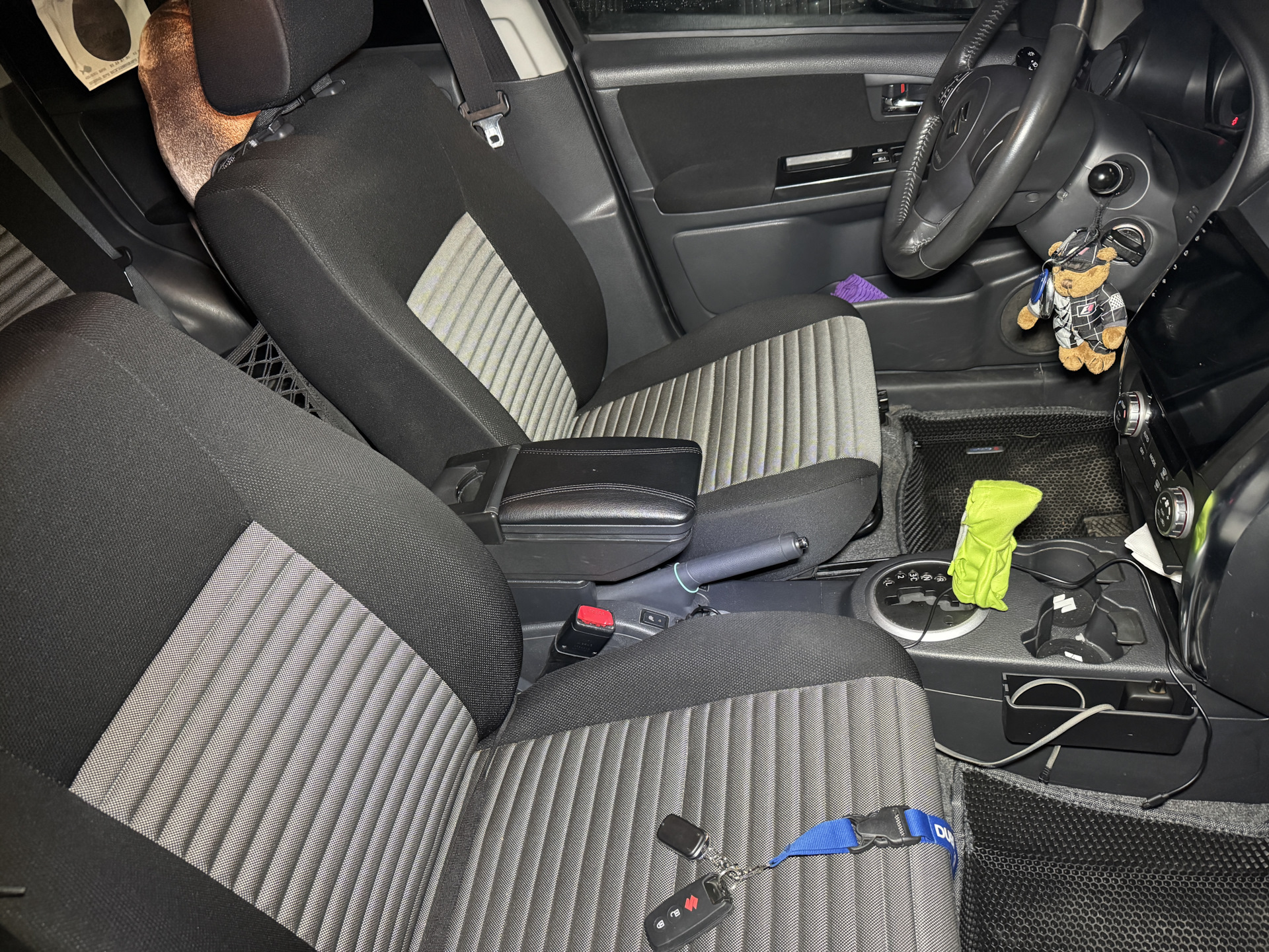 Подлокотник — Suzuki SX4 (1G), 1,6 л, 2010 года | аксессуары | DRIVE2