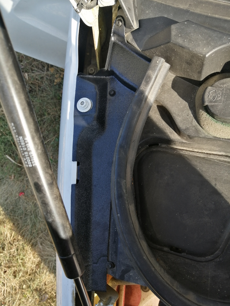 Установка боковой защиты жабо и сетки на воздухозаборник — Lada Vesta ...